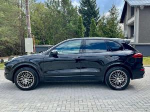 Brown Porsche Cayenne 2017 in Panevezys, with an engine capacity of 3.60 L and mileage of 217 thousand km for 18000 €, photo 10 on AUTOMOTO.COM.LV