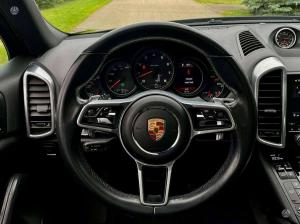 Brown Porsche Cayenne 2017 in Panevezys, with an engine capacity of 3.60 L and mileage of 217 thousand km for 18000 €, photo 12 on AUTOMOTO.COM.LV