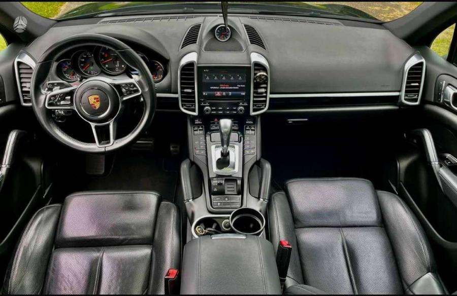 Brown Porsche Cayenne 2017 in Panevezys, with an engine capacity of 3.60 L and mileage of 217 thousand km for 18000 €, photo 13 on AUTOMOTO.COM.LV