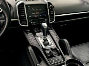 Brown Porsche Cayenne 2017 in Panevezys, with an engine capacity of 3.60 L and mileage of 217 thousand km for 18000 €, photo 17 on AUTOMOTO.COM.LV