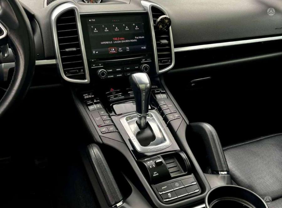 Brown Porsche Cayenne 2017 in Panevezys, with an engine capacity of 3.60 L and mileage of 217 thousand km for 18000 €, photo 17 on AUTOMOTO.COM.LV