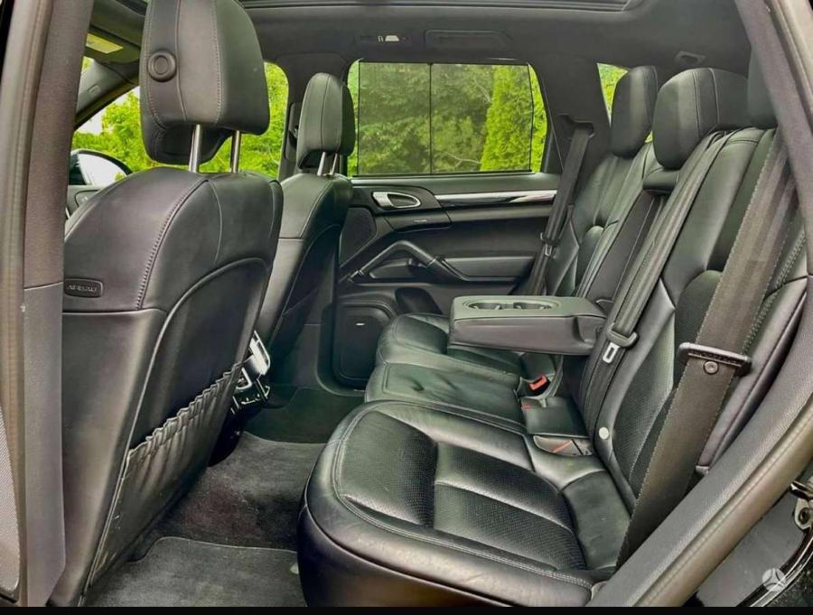 Brown Porsche Cayenne 2017 in Panevezys, with an engine capacity of 3.60 L and mileage of 217 thousand km for 18000 €, photo 18 on AUTOMOTO.COM.LV