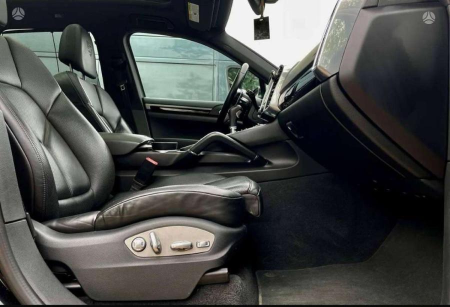 Brown Porsche Cayenne 2017 in Panevezys, with an engine capacity of 3.60 L and mileage of 217 thousand km for 18000 €, photo 21 on AUTOMOTO.COM.LV