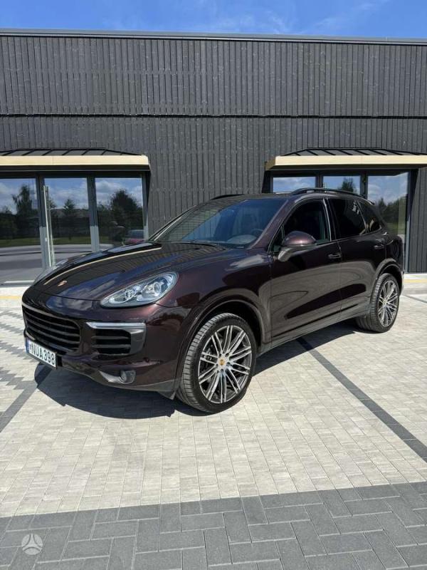 Brown Porsche Cayenne 2017 in Siauliai, with an engine capacity of 3.60 L and mileage of 90 thousand km for 26500 €, photo 1 on AUTOMOTO.COM.LV