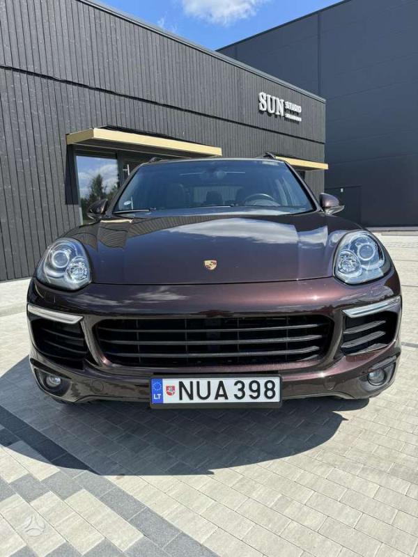 Brown Porsche Cayenne 2017 in Siauliai, with an engine capacity of 3.60 L and mileage of 90 thousand km for 26500 €, photo 2 on AUTOMOTO.COM.LV
