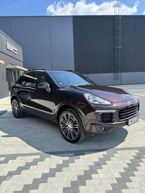 Brown Porsche Cayenne 2017 in Siauliai, with an engine capacity of 3.60 L and mileage of 90 thousand km for 26500 €, photo 3 on AUTOMOTO.COM.LV