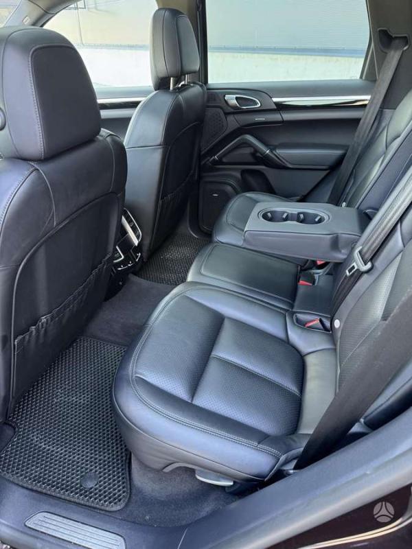 Brown Porsche Cayenne 2017 in Siauliai, with an engine capacity of 3.60 L and mileage of 90 thousand km for 26500 €, photo 10 on AUTOMOTO.COM.LV