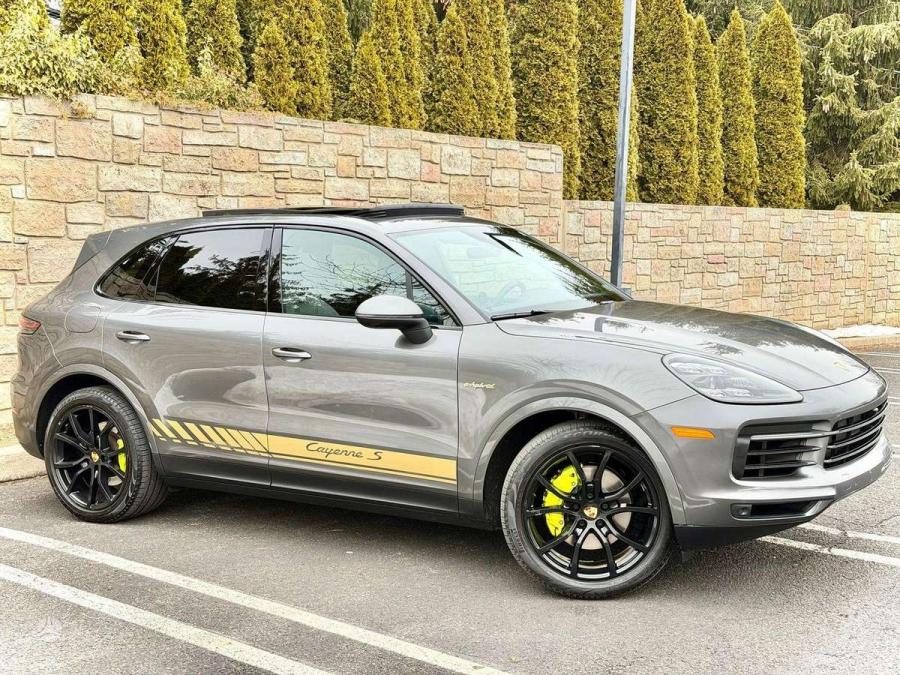 Brown Porsche Cayenne 2019 in Vilnius, with an engine capacity of 3.00 L and mileage of 110 thousand km for 53000 €, photo 1 on AUTOMOTO.COM.LV