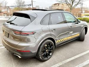Brown Porsche Cayenne 2019 in Vilnius, with an engine capacity of 3.00 L and mileage of 110 thousand km for 53000 €, photo 4 on AUTOMOTO.COM.LV