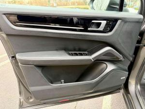 Brown Porsche Cayenne 2019 in Vilnius, with an engine capacity of 3.00 L and mileage of 110 thousand km for 53000 €, photo 11 on AUTOMOTO.COM.LV