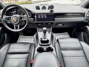 Brown Porsche Cayenne 2019 in Vilnius, with an engine capacity of 3.00 L and mileage of 110 thousand km for 53000 €, photo 18 on AUTOMOTO.COM.LV
