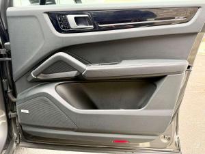 Brown Porsche Cayenne 2019 in Vilnius, with an engine capacity of 3.00 L and mileage of 110 thousand km for 53000 €, photo 19 on AUTOMOTO.COM.LV