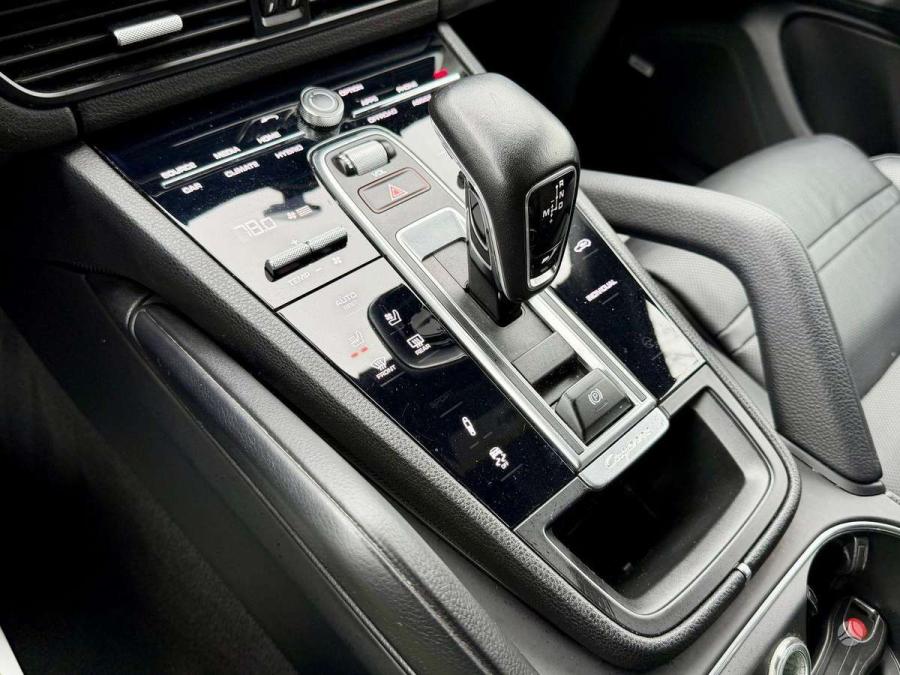 Brown Porsche Cayenne 2019 in Vilnius, with an engine capacity of 3.00 L and mileage of 110 thousand km for 53000 €, photo 26 on AUTOMOTO.COM.LV
