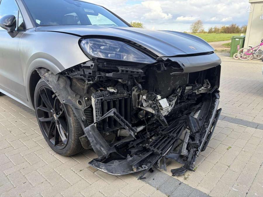 Brown Porsche Cayenne 2021 in Kaunas, with an engine capacity of 3.00 L and mileage of 75 thousand km for 28500 €, photo 3 on AUTOMOTO.COM.LV