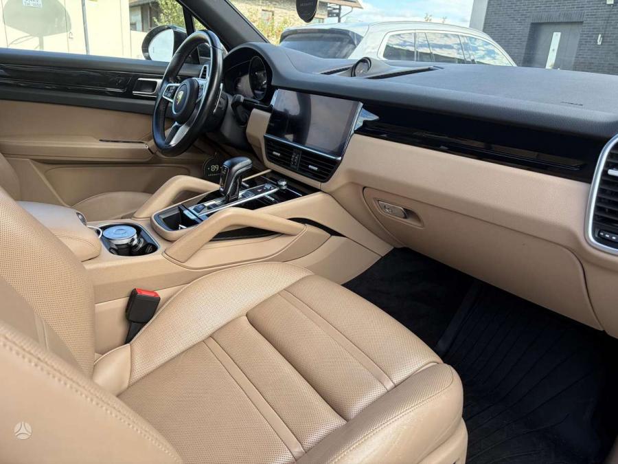 Brown Porsche Cayenne 2021 in Kaunas, with an engine capacity of 3.00 L and mileage of 75 thousand km for 28500 €, photo 12 on AUTOMOTO.COM.LV
