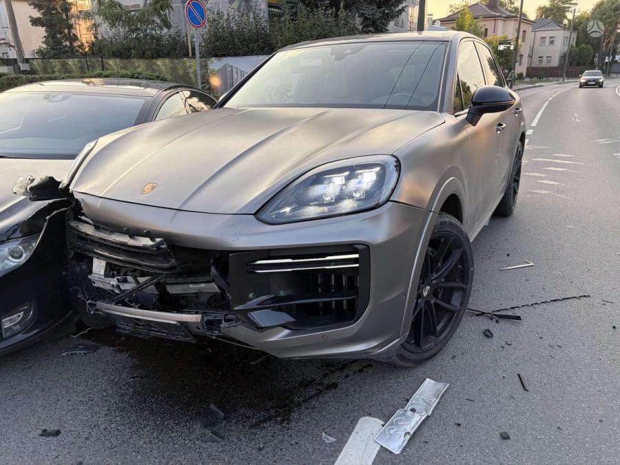Brown Porsche Cayenne 2021 in Kaunas, with an engine capacity of 3.00 L and mileage of 75 thousand km for 28500 €, photo 14 on AUTOMOTO.COM.LV
