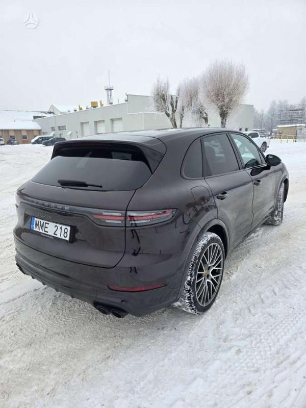 Brown Porsche Cayenne 2023 in Mazeikiai, with an engine capacity of 3.00 L and mileage of 42 thousand km for 85000 €, photo 5 on AUTOMOTO.COM.LV