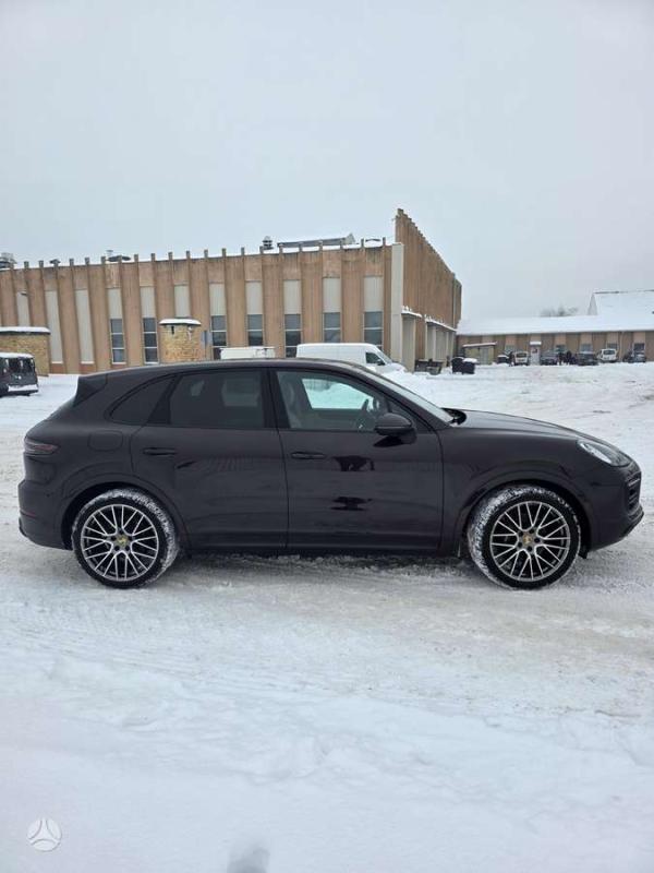 Brown Porsche Cayenne 2023 in Mazeikiai, with an engine capacity of 3.00 L and mileage of 42 thousand km for 85000 €, photo 6 on AUTOMOTO.COM.LV