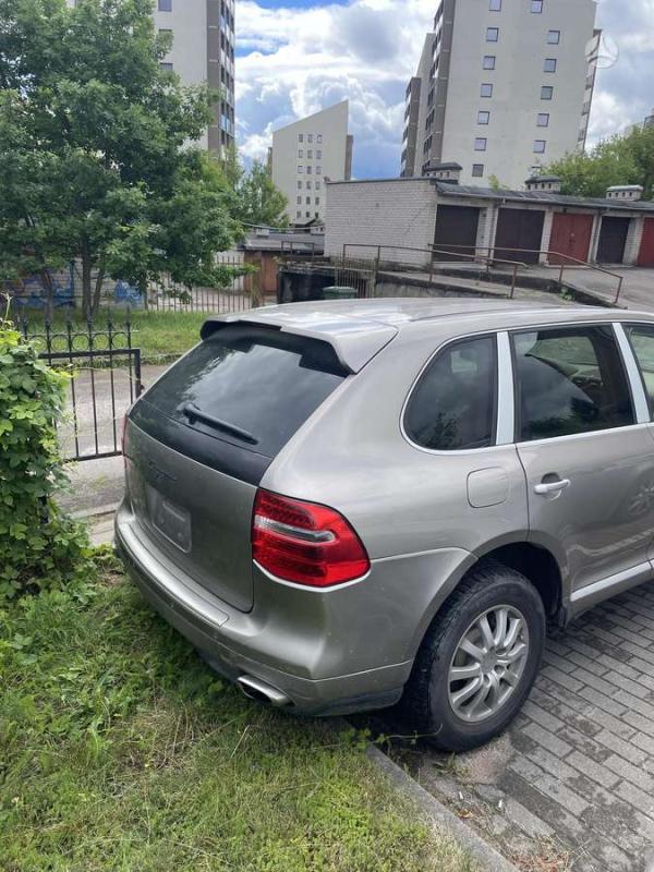 Brūns Porsche Cayenne 2009 Viļņa, ar dzinēja tilpumu 3.60 L un nobraukumu 300 tūkst. km par 5400 €, foto 3 vietnē AUTOMOTO.COM.LV