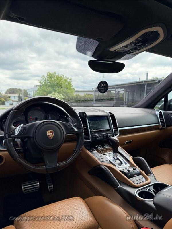 Brūns Porsche Cayenne 2013 Tallina, ar dzinēja tilpumu 4.10 L un nobraukumu 254 tūkst. km par 27500 €, foto 9 vietnē AUTOMOTO.COM.LV