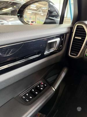 Melns Porsche Cayenne Coupe 2020 Viļņa, ar dzinēja tilpumu 3.00 L un nobraukumu 171 tūkst. km par 49500 €, foto 22 vietnē AUTOMOTO.COM.LV