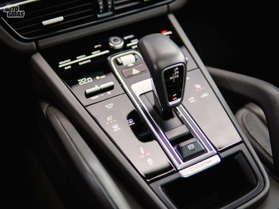 Black Porsche Cayenne Coupe 2019 in Marijampole, with an engine capacity of 3.00 L and mileage of 160 thousand km for 50950 €, photo 21 on AUTOMOTO.COM.LV