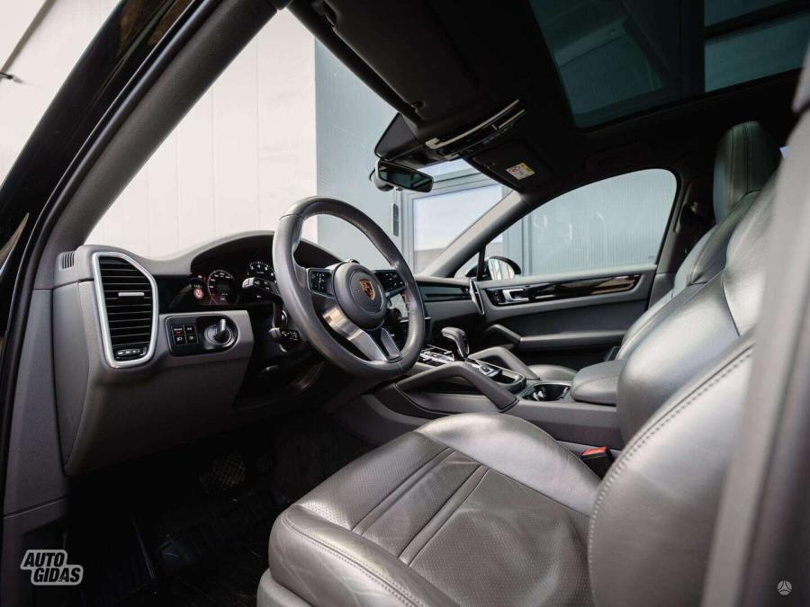 Black Porsche Cayenne Coupe 2019 in Marijampole, with an engine capacity of 3.00 L and mileage of 160 thousand km for 50950 €, photo 22 on AUTOMOTO.COM.LV