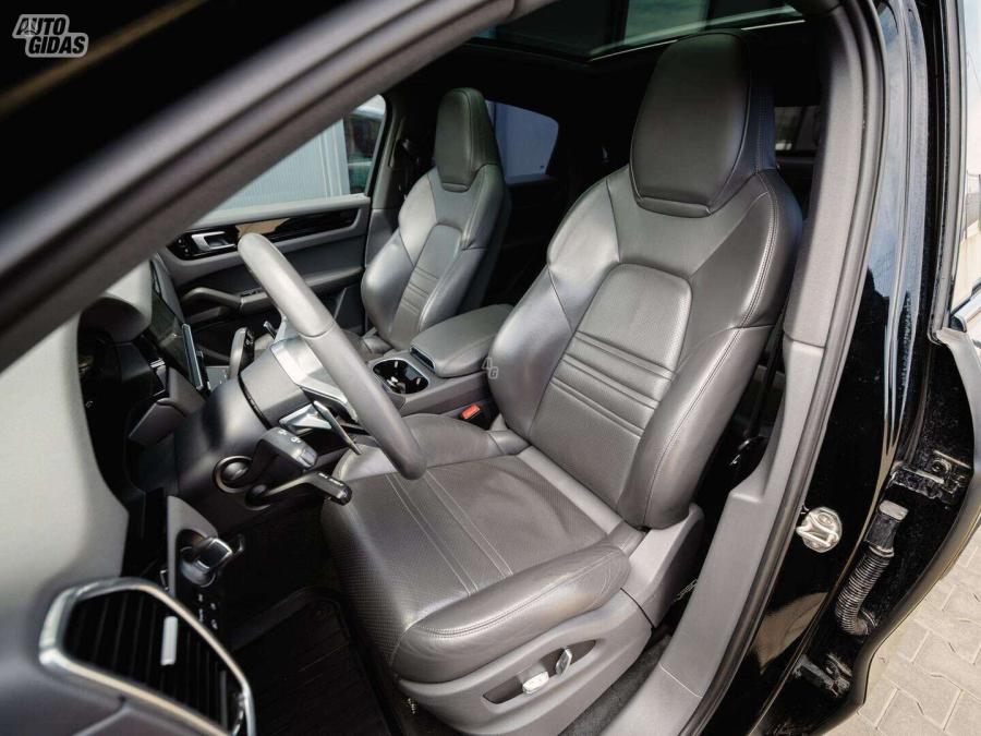 Black Porsche Cayenne Coupe 2019 in Marijampole, with an engine capacity of 3.00 L and mileage of 160 thousand km for 50950 €, photo 24 on AUTOMOTO.COM.LV