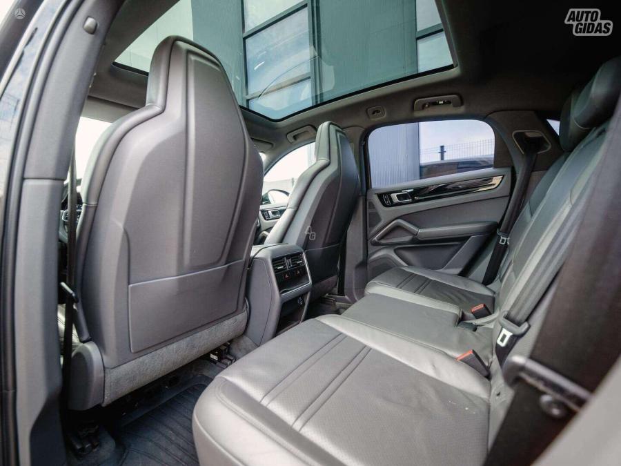 Black Porsche Cayenne Coupe 2019 in Marijampole, with an engine capacity of 3.00 L and mileage of 160 thousand km for 50950 €, photo 33 on AUTOMOTO.COM.LV