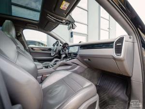 Black Porsche Cayenne Coupe 2019 in Marijampole, with an engine capacity of 3.00 L and mileage of 160 thousand km for 50950 €, photo 38 on AUTOMOTO.COM.LV