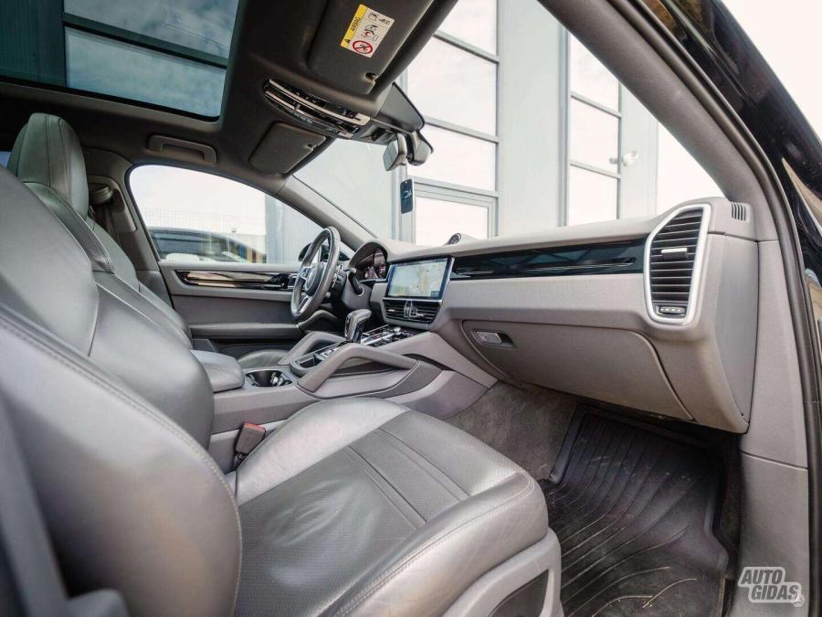 Black Porsche Cayenne Coupe 2019 in Marijampole, with an engine capacity of 3.00 L and mileage of 160 thousand km for 50950 €, photo 38 on AUTOMOTO.COM.LV