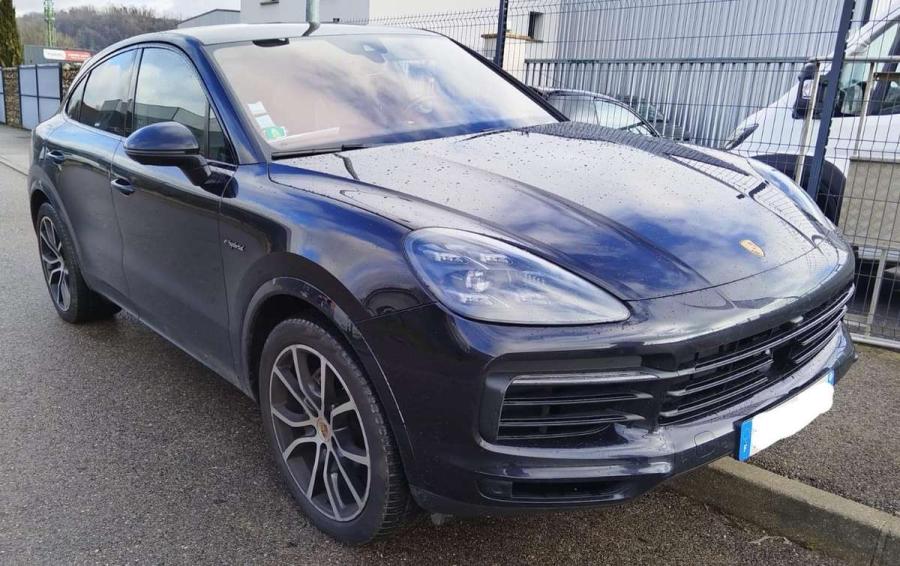 Black Porsche Cayenne Coupe 2020 in Kaunas, with an engine capacity of 3.00 L and mileage of 199 thousand km for 48900 €, photo 1 on AUTOMOTO.COM.LV