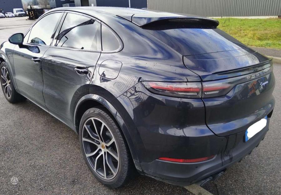 Black Porsche Cayenne Coupe 2020 in Kaunas, with an engine capacity of 3.00 L and mileage of 199 thousand km for 48900 €, photo 2 on AUTOMOTO.COM.LV