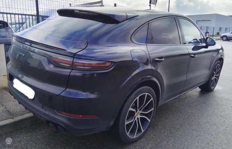 Black Porsche Cayenne Coupe 2020 in Kaunas, with an engine capacity of 3.00 L and mileage of 199 thousand km for 48900 €, photo 3 on AUTOMOTO.COM.LV