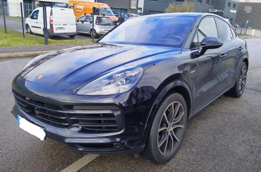 Black Porsche Cayenne Coupe 2020 in Kaunas, with an engine capacity of 3.00 L and mileage of 199 thousand km for 48900 €, photo 4 on AUTOMOTO.COM.LV