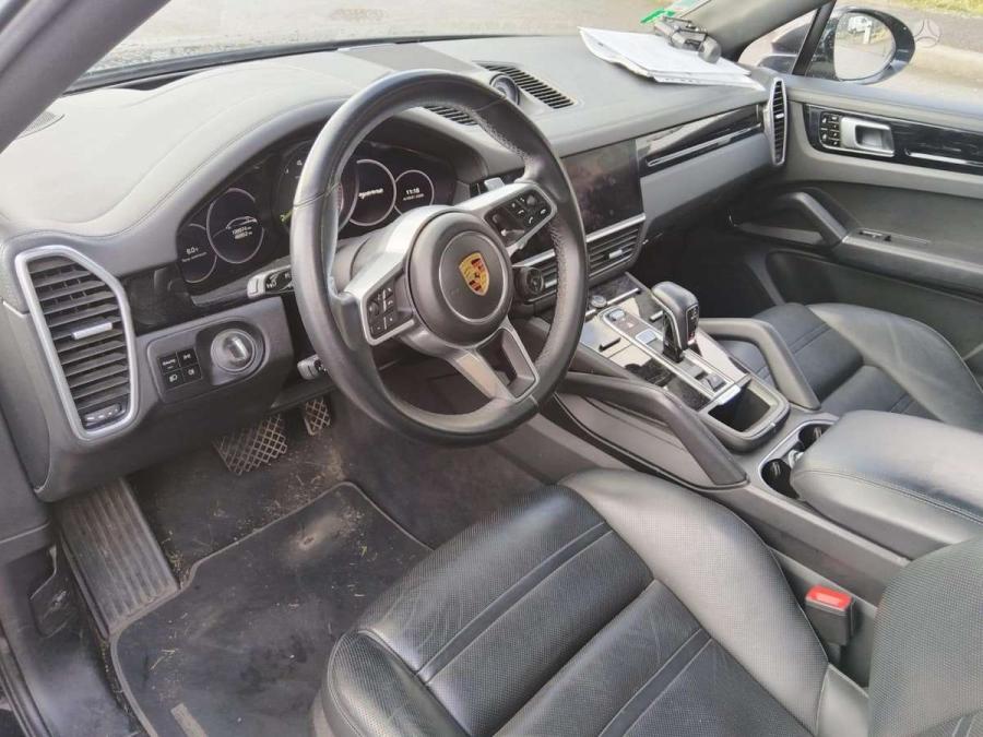 Black Porsche Cayenne Coupe 2020 in Kaunas, with an engine capacity of 3.00 L and mileage of 199 thousand km for 48900 €, photo 5 on AUTOMOTO.COM.LV