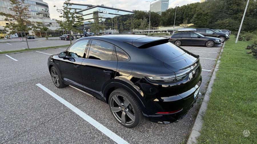 Black Porsche Cayenne Coupe 2020 in Vilnius, with an engine capacity of 3.00 L and mileage of 98 thousand km for 65000 €, photo 4 on AUTOMOTO.COM.LV