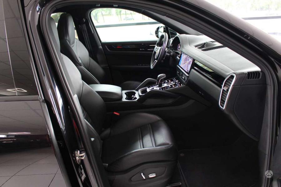 Black Porsche Cayenne Coupe 2020 in Klaipeda, with an engine capacity of 3.00 L and mileage of 113 thousand km for 49700 €, photo 9 on AUTOMOTO.COM.LV
