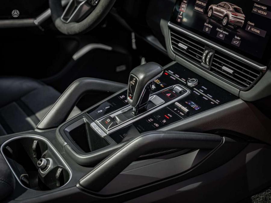 Melns Porsche Cayenne Coupe 2021 Klaipėda, ar dzinēja tilpumu 4.00 L un nobraukumu 97 tūkst. km par 82911 €, foto 45 vietnē AUTOMOTO.COM.LV