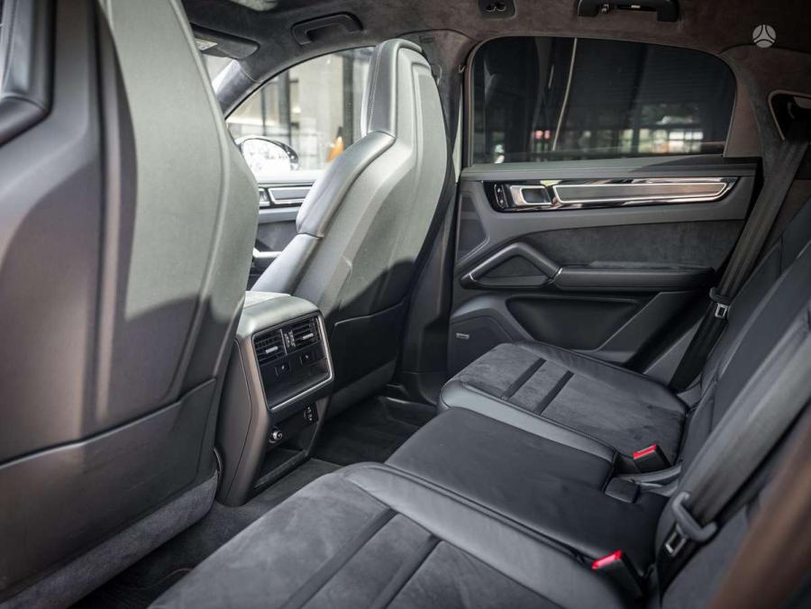 Melns Porsche Cayenne Coupe 2021 Klaipėda, ar dzinēja tilpumu 4.00 L un nobraukumu 97 tūkst. km par 82911 €, foto 52 vietnē AUTOMOTO.COM.LV
