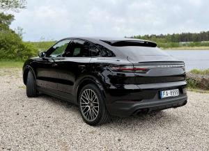 Black Porsche Cayenne Coupe 2021 in Jurmala, with an engine capacity of 3.00 L and mileage of 84 thousand km for 50900 €, photo 3 on AUTOMOTO.COM.LV