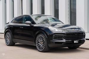Black Porsche Cayenne Coupe 2023 in Vilnius, with an engine capacity of 3.00 L and mileage of 47 thousand km for 88000 €, photo 8 on AUTOMOTO.COM.LV