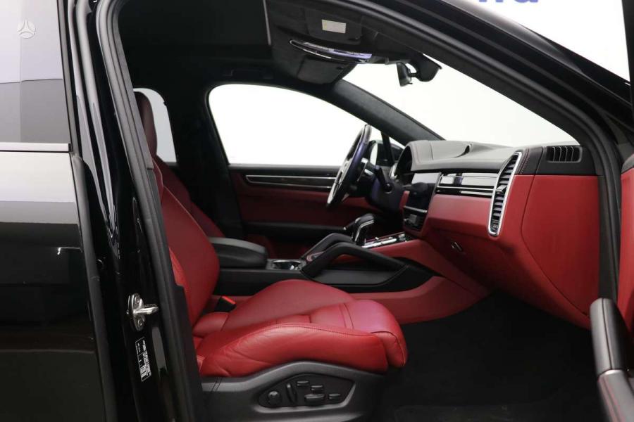 Black Porsche Cayenne Coupe 2023 in Vilnius, with an engine capacity of 4.00 L and mileage of 65 thousand km for 81900 €, photo 9 on AUTOMOTO.COM.LV