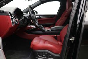 Black Porsche Cayenne Coupe 2023 in Vilnius, with an engine capacity of 4.00 L and mileage of 65 thousand km for 81900 €, photo 12 on AUTOMOTO.COM.LV