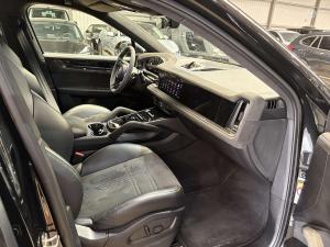 Melns Porsche Cayenne Coupe 2024 Viļņa, ar dzinēja tilpumu 0.00 L un nobraukumu 86 tūkst. km par 132000 €, foto 16 vietnē AUTOMOTO.COM.LV