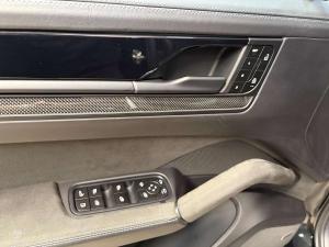 Melns Porsche Cayenne Coupe 2024 Viļņa, ar dzinēja tilpumu 0.00 L un nobraukumu 86 tūkst. km par 132000 €, foto 21 vietnē AUTOMOTO.COM.LV