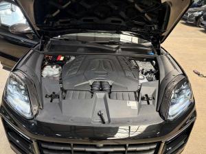 Melns Porsche Cayenne Coupe 2024 Viļņa, ar dzinēja tilpumu 0.00 L un nobraukumu 86 tūkst. km par 132000 €, foto 26 vietnē AUTOMOTO.COM.LV