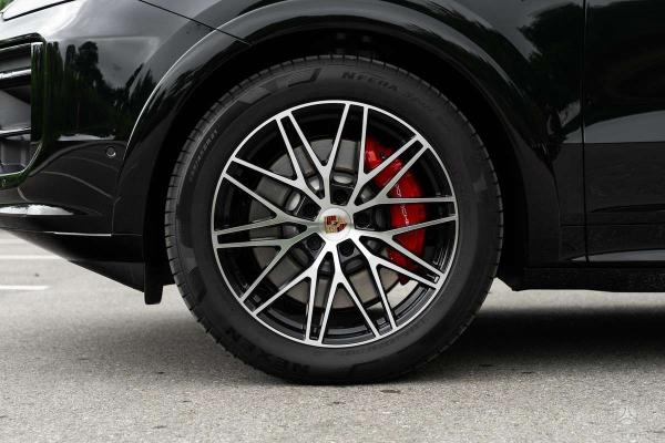 Porsche Cayenne Coupe 2026 in Vilnius on AUTOMOTO.COM.LV Black Porsche Cayenne Coupe 2026 in Vilnius, with an engine capacity of 3.00 L and mileage of 0 thousand km for 145200 €, photo 4 on AUTOMOTO.COM.LV
