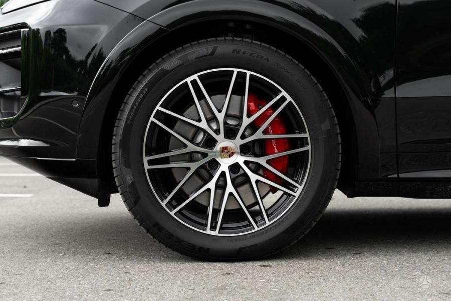 Black Porsche Cayenne Coupe 2026 in Vilnius, with an engine capacity of 3.00 L and mileage of 0 thousand km for 145200 €, photo 4 on AUTOMOTO.COM.LV