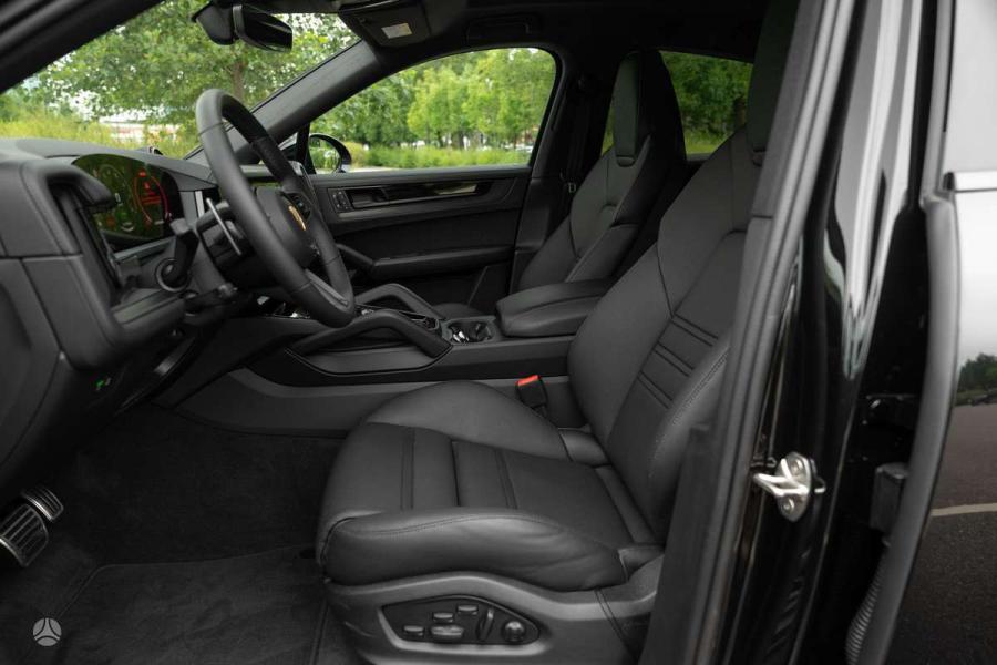 Black Porsche Cayenne Coupe 2026 in Vilnius, with an engine capacity of 3.00 L and mileage of 0 thousand km for 145200 €, photo 26 on AUTOMOTO.COM.LV